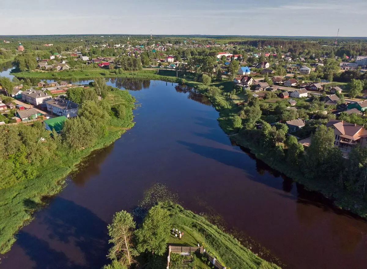 Selizharovo. Ĉi tie la satuigo (maldekstre) fluas en la Volga.jpg