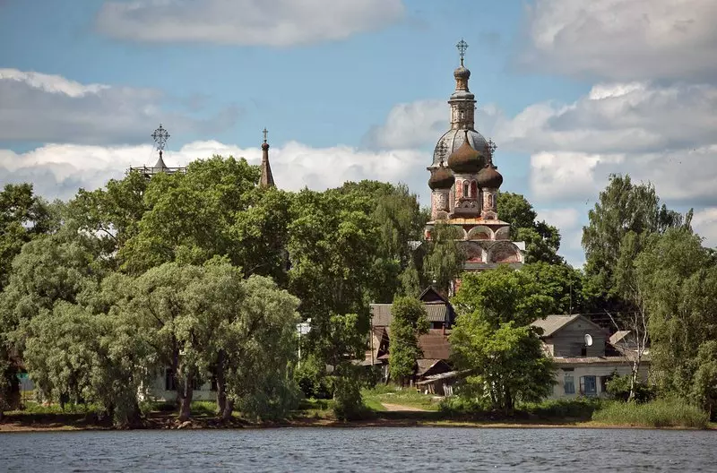 Ostimkov. Vista des del llac Seliger a una antiga catedral de la Trinitat, Museum.jpg la història local d'ara