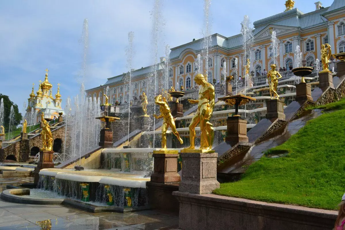 Peterhof tena akawa Makumbusho ya Ziara ya Urusi