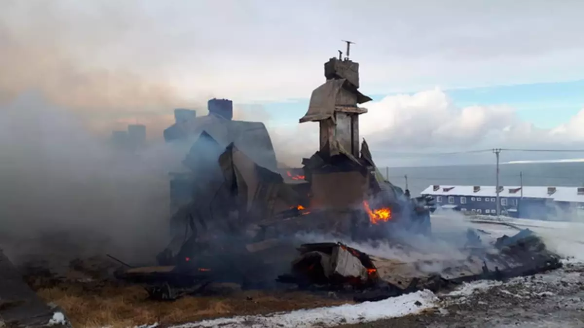 Dosłownie drugi dzień na wyspie Bering, w jedynym w całym archipelagu wioska Nikolsky spaliła dwupiętrowy budynek mieszkalny, gdzie było też ośmiu pracowników Rezerwatu Commandera. W ogniu stracili wszystko, co mieli. Utrata rzeczy N.