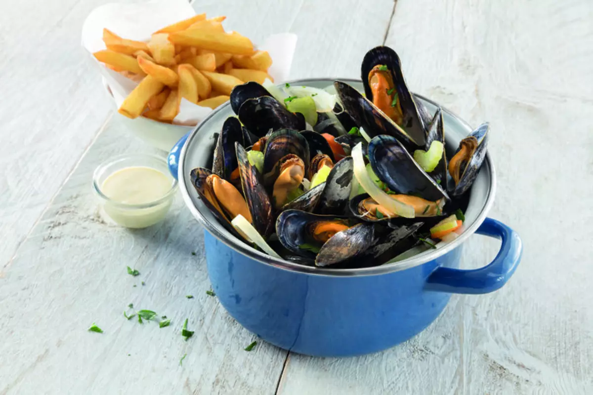 Kartof Fries ilə Mussels - ən məşhur dishes.jpg biri