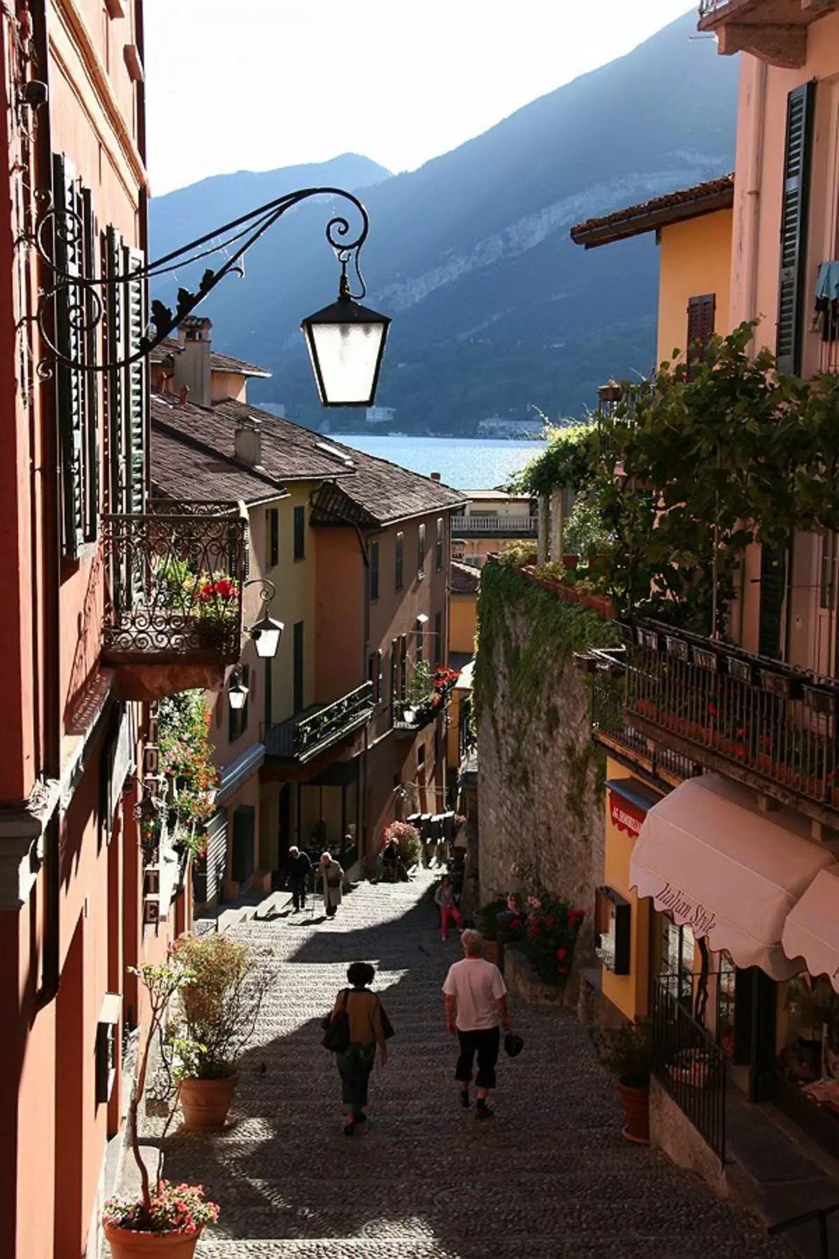 3 töötajad Bellagio Cool Descend Waterfront.jpg