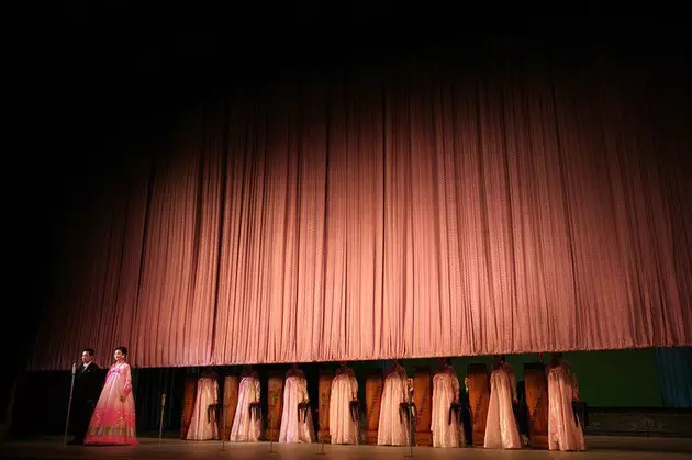 La tenda aumenta, aprendo il concerto della Filarmonica di New York nel Teatro Art Pyongyang di Mansud nel 2008. Questa orchestra è diventata il primo grande gruppo culturale americano che visita la chiusa in Corea del Nord.