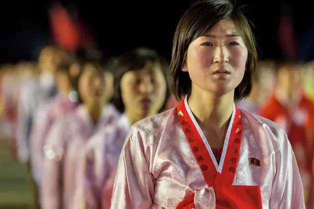 Panyajakan ceurik saatos dilayanan lagu, nguji Kim jong Yana, dina demonstrasi 2012 di pyongyang. Di,alna, parios hirup ngan ukur ku warga anu dianggap satia.