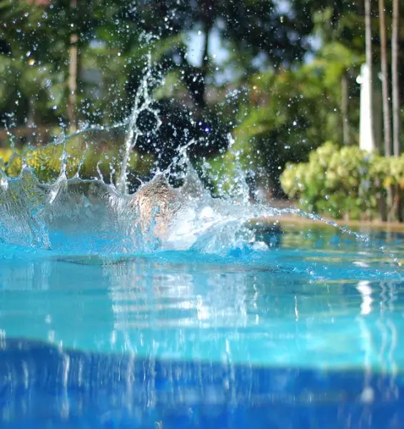 La piscina flotante está equipada en el río Moscú.