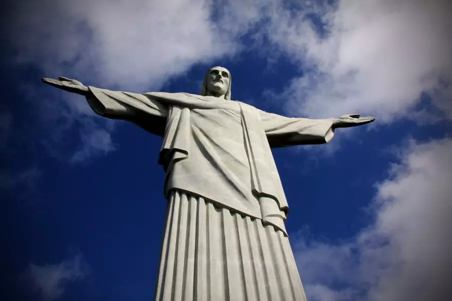 Lyn berøvet Kristi statue i Rio Fingers på sin høyre hånd