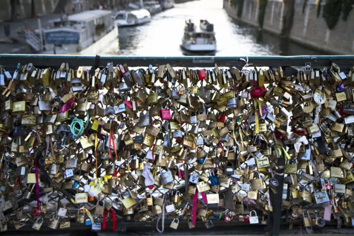 Gli amanti distruggono i ponti di Parigi