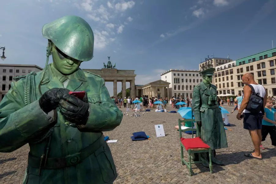 Berlin we Athens: oňşuksyzlyklaryň