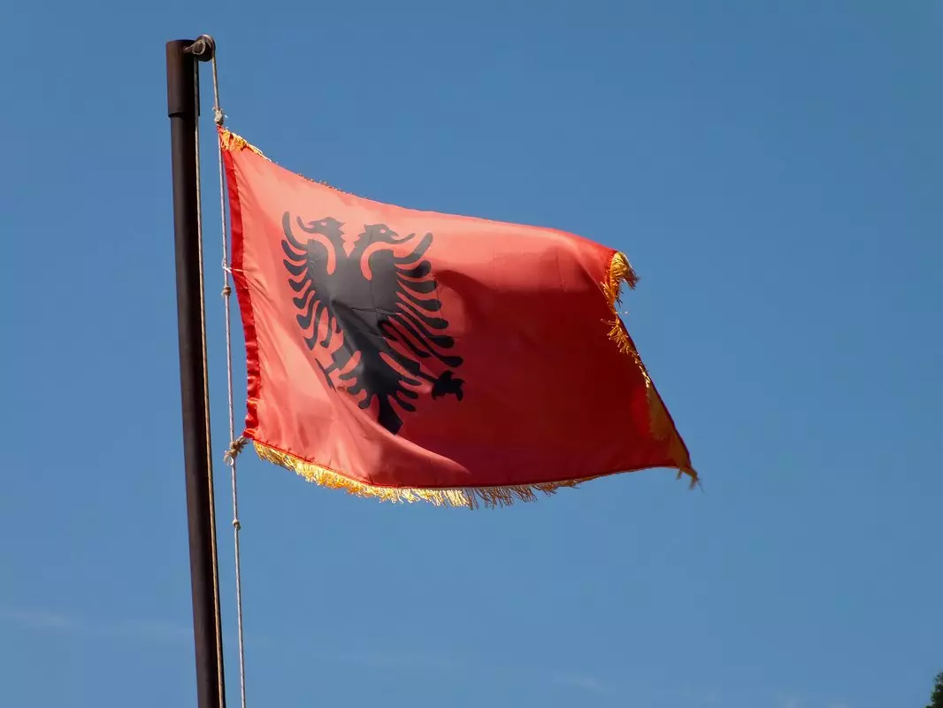 Albania volve cancelar visas para rusos e bielorrusos