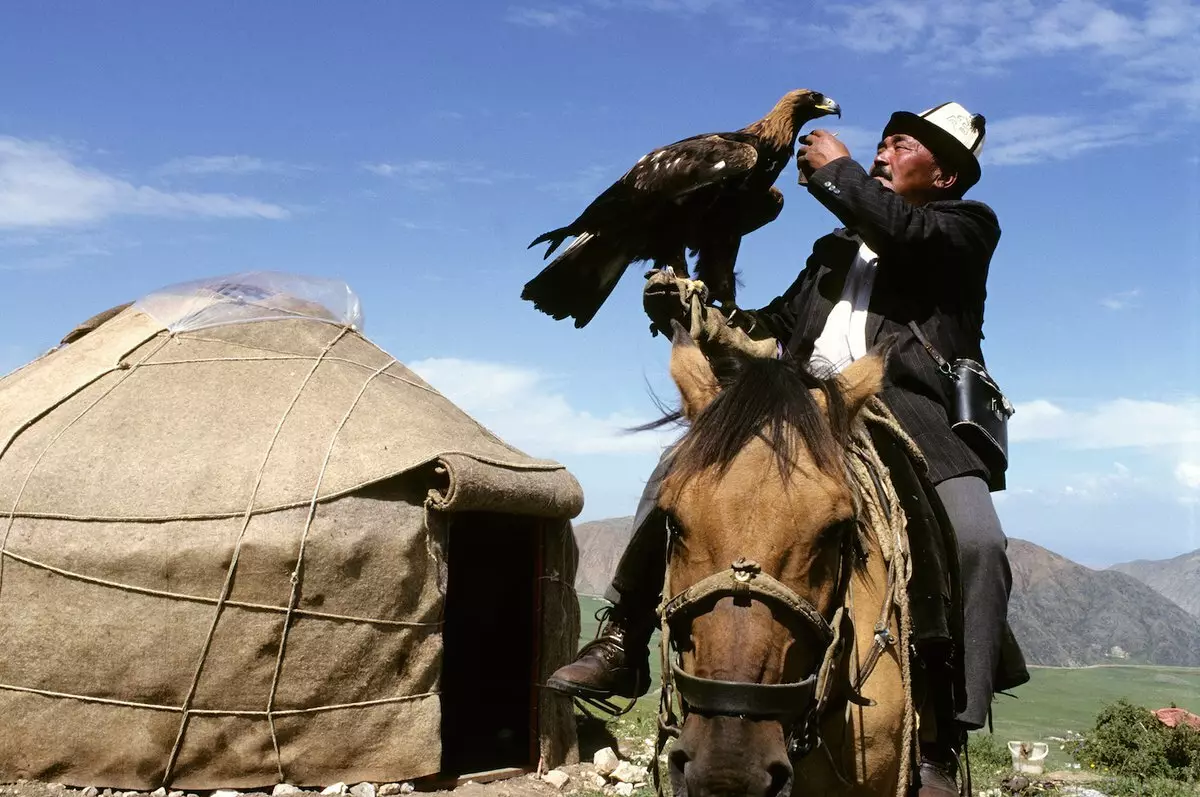 Kyrgyzstan: n'okpuru cover of heaven