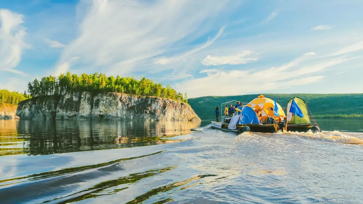 Site na Kamchatka ruo Alaska na Catamaran: Redio "na-achọ" Ọsọ oku na njem!