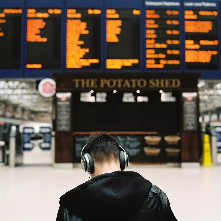 X'għandek tagħmel fit-triq: 10 Audiobooks taħt l-ivvjaġġar tiegħek