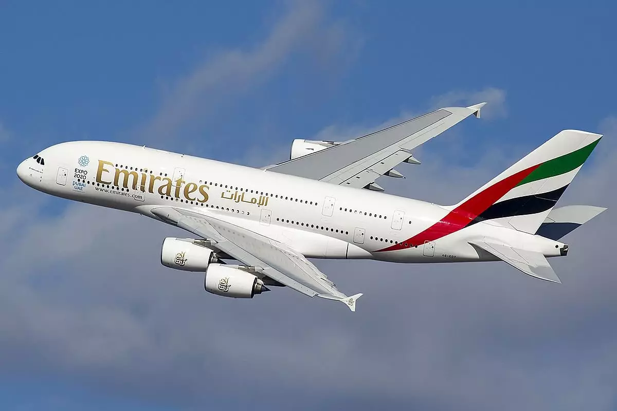 1200px-a6-edy_a380_emirates_31_jan_2013_jfk_ (8442269364) _ (cropped) .jpg