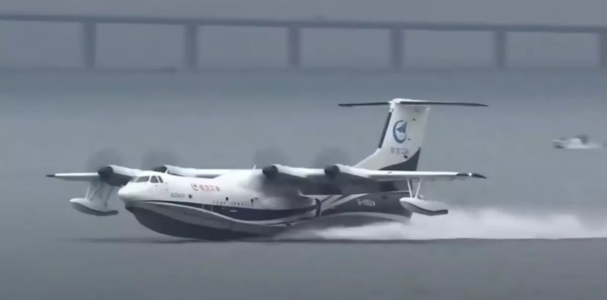 Das weltweit größte Wasserflugzeug in der Welt stieg von der Meeresoberfläche aus: Video