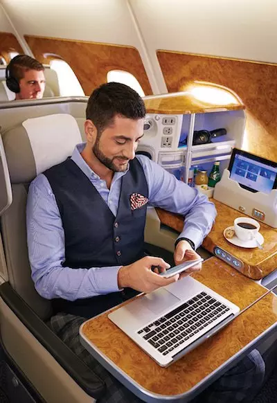 सभी सेवा कक्षाओं के यात्रियों 20 एमबी मुफ्त इंटरनेट का लाभ उठा सकते हैं: यह कार्य मेल है, और 12000 मीटर की ऊंचाई पर कॉल करता है