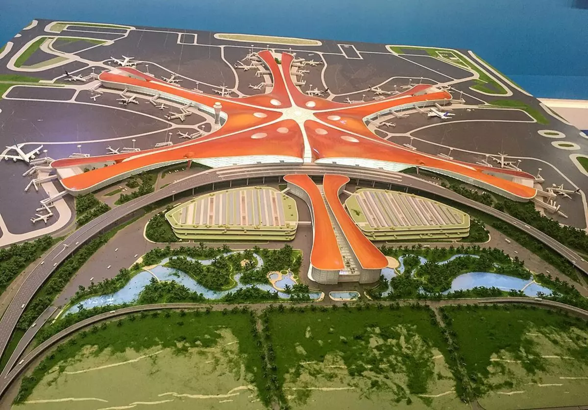 1032px-model_of_beijing_new_airport_at_the_five-year_achievements_exhibition_（20171015150600）.JPG