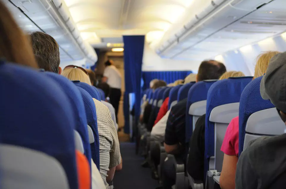 Αεροπλάνο, σαλόνι, επιβάτες. Φωτογραφία: Pixabay.