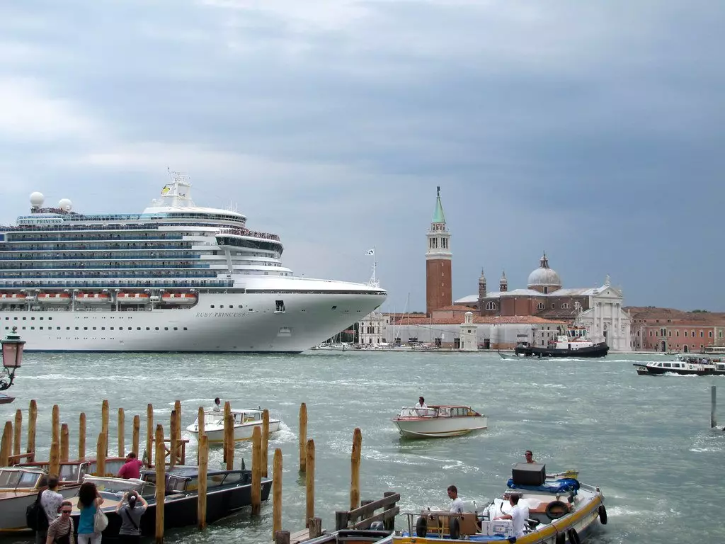 Cruise Liner sa Venice.