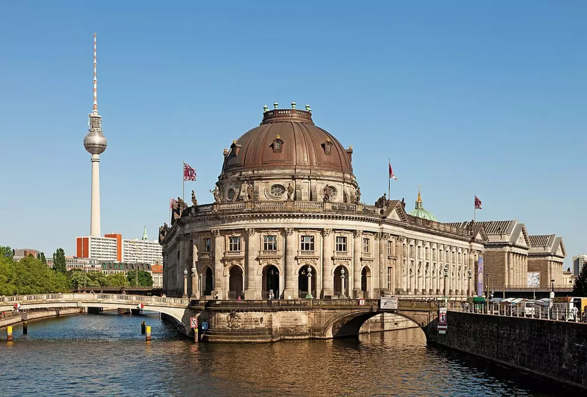 1066px-berlin_museumsInsel_fernsehturm.jpg.