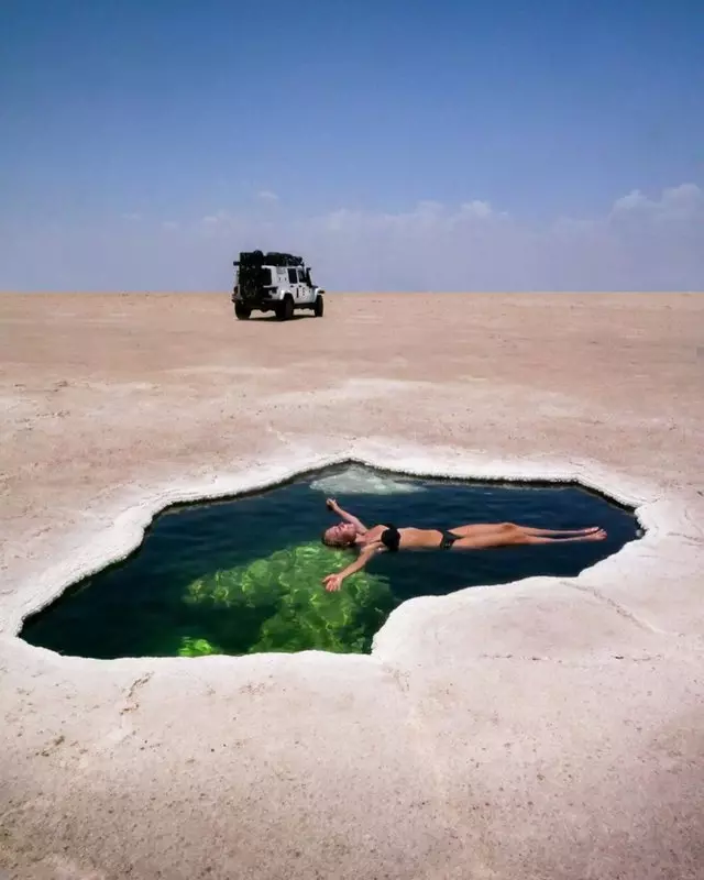 Piscina induscia no deserto: vídeo