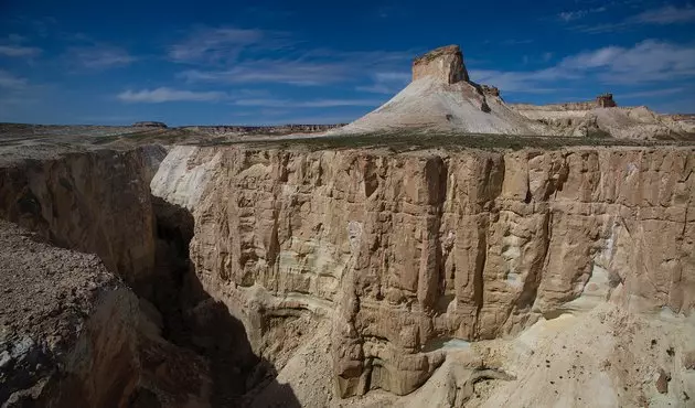 Plateau ustyy, kazakhstan. Fọto: Andrei Kameenev