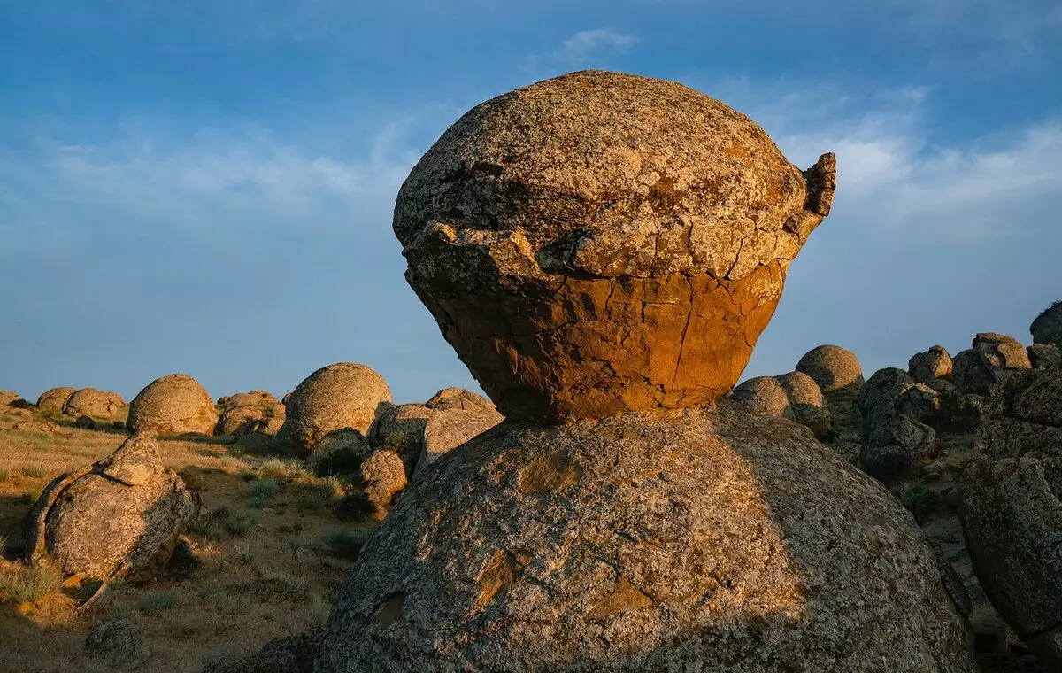 Plateau ustyy, kazakhstan. Fọto: Andrei Kameenev