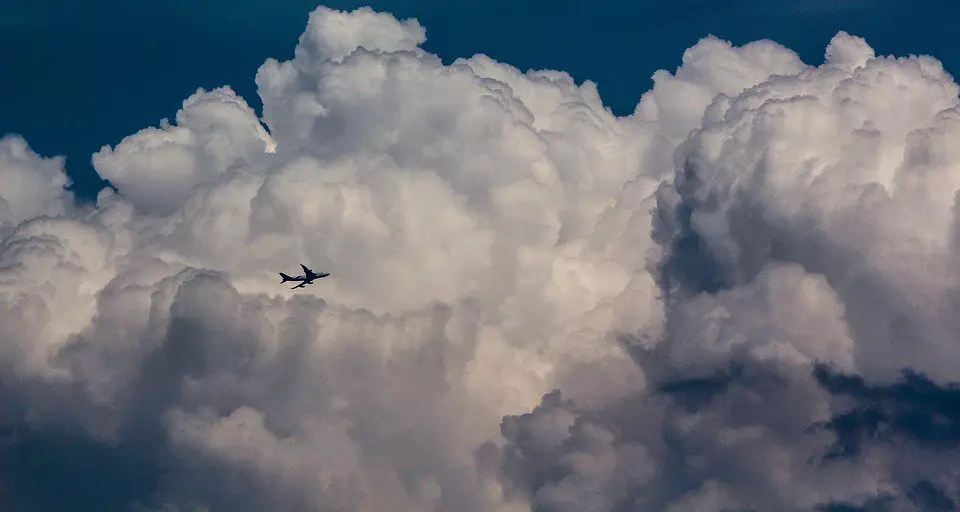 Aeroplan, qiell, retë. Pixabay.