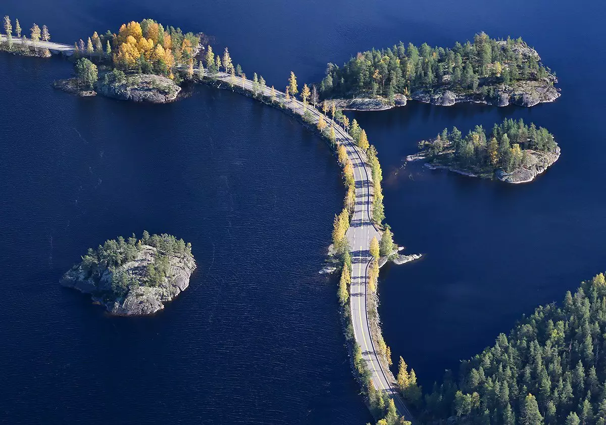 핀란드의 Savonlinna 근처 호수를 걷는 도로. Fedor Borisov.