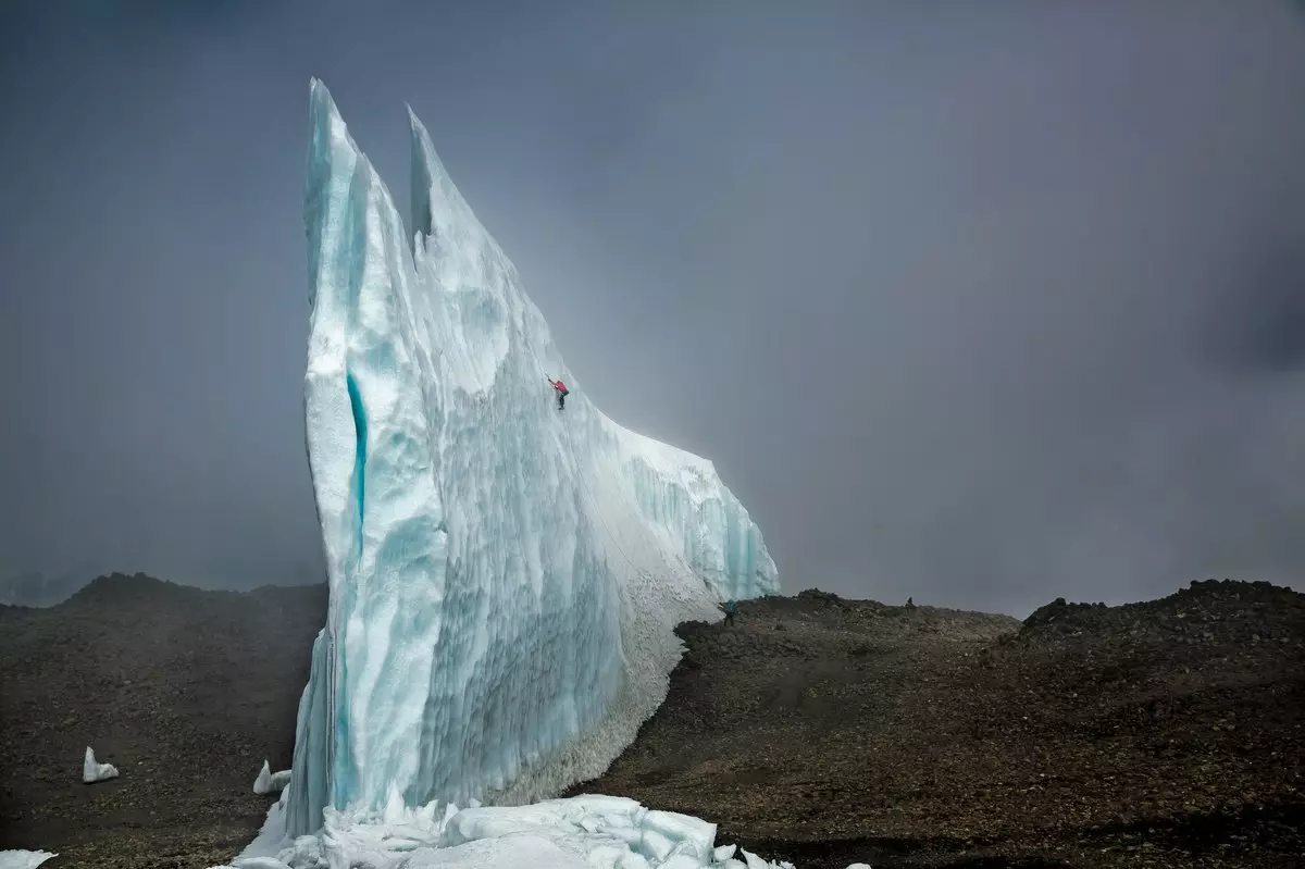 Glacia grimpado: Kiel venki la plej danĝeran vojon al la supro de Kilimanjaro