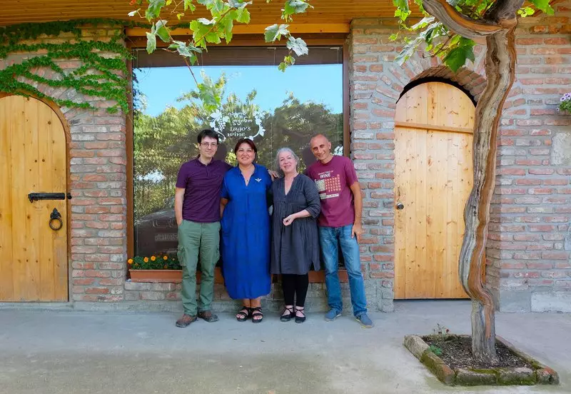 Il vino di IGO. Andrei Palamarchuk, Marina Kurtanidze, Charles Kapalbo, Yago Bitarishvili. Foto: Shota Lagazidze