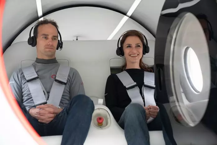 Ang una nga mga pasahero nagsulay sa Virgin Hyperloop Vacuum Transport: Video