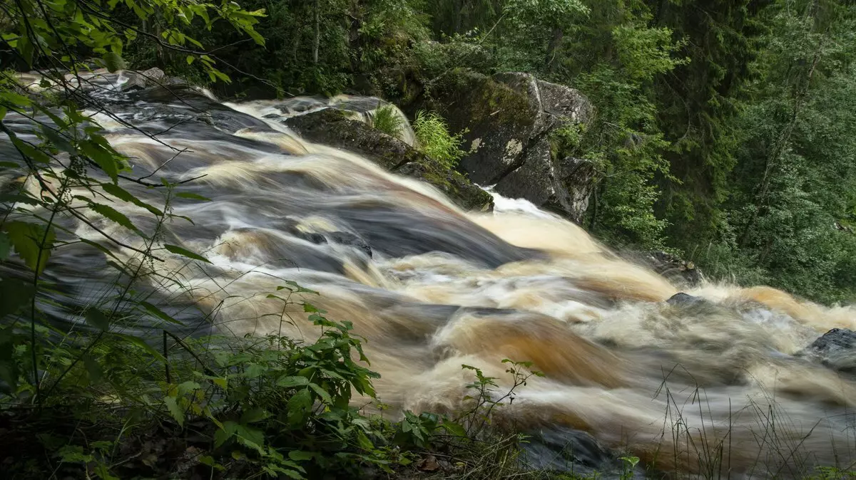 Llegenda de nord de Rússia Nº 3: Cascada Yukancoski (blanc Bridges)