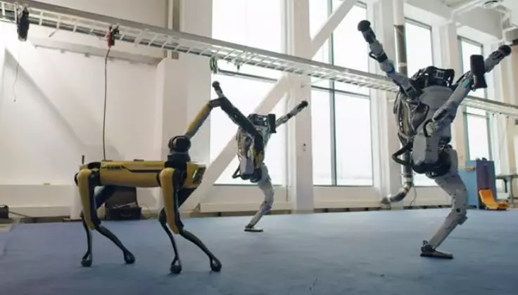 Boston dinamika robots cartratulate amin'ny dihy fialan-tsasatra: video