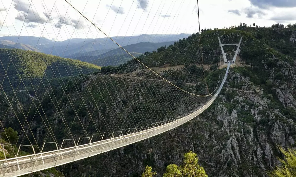 Au Portugal, le pont de suspension le plus long est ouvert. Et il est génial