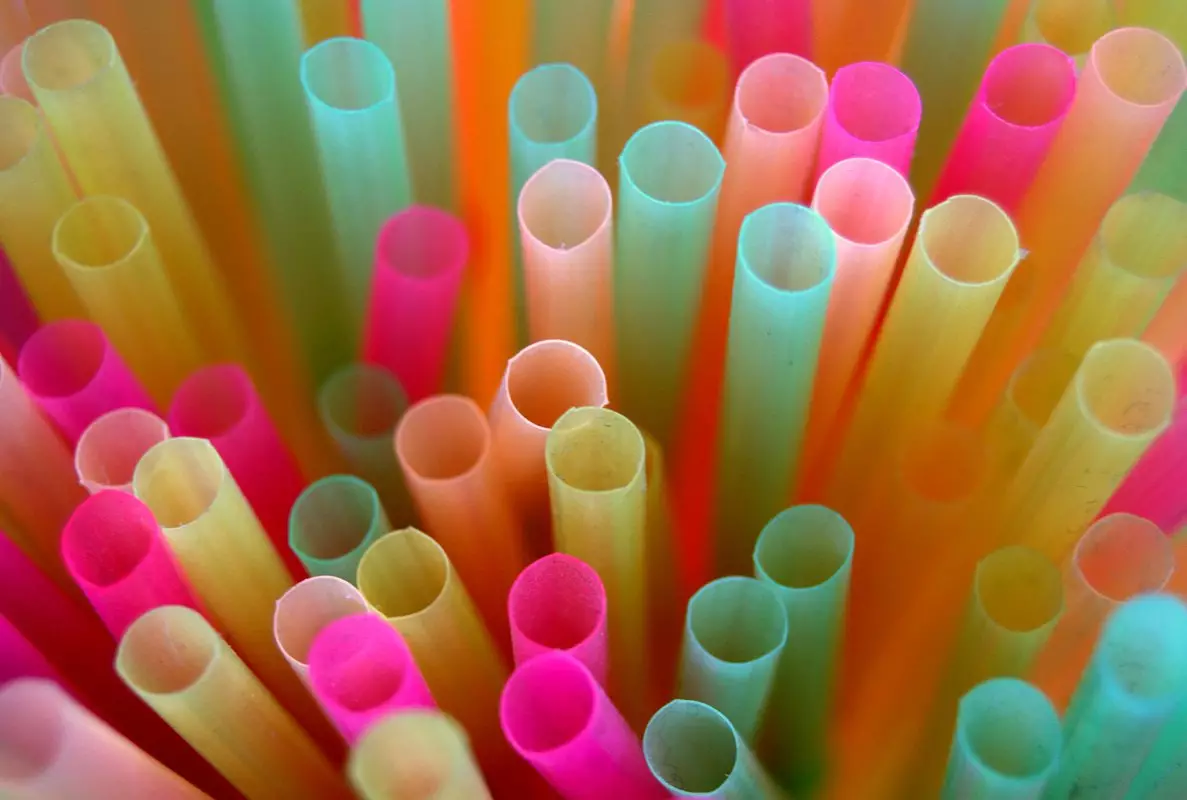 Sa England, isang pagbabawal sa mga plastic tubes at cotton wands