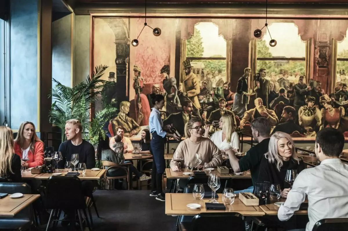 Grand Café à Oslo dans nos jours.jpg