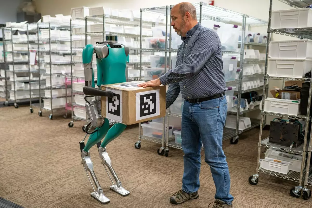 A new walking robot will deliver parcels. His creators were inspired by ostriches