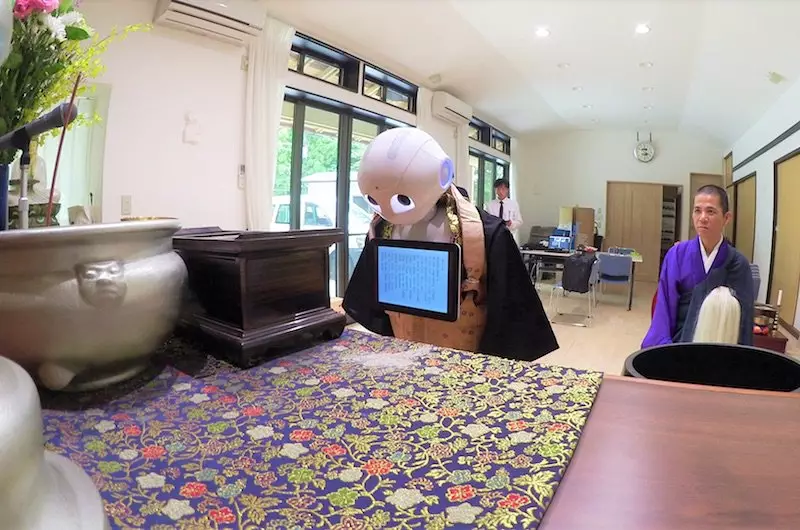 Robot-humanoid lőtt a temetkezési irodából