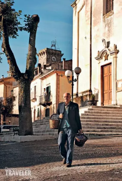 Viatge a Abruzzi italià de Vintage Fiat 500