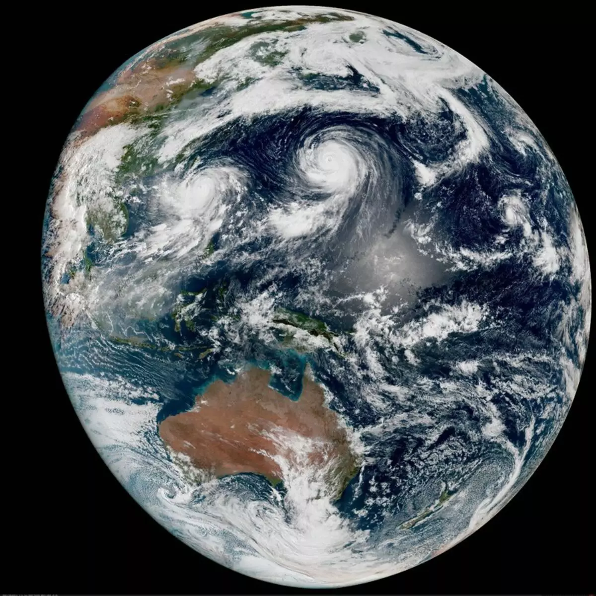 Typhoon-tweeling verhuizen naar Japan verwijderd uit de ruimte