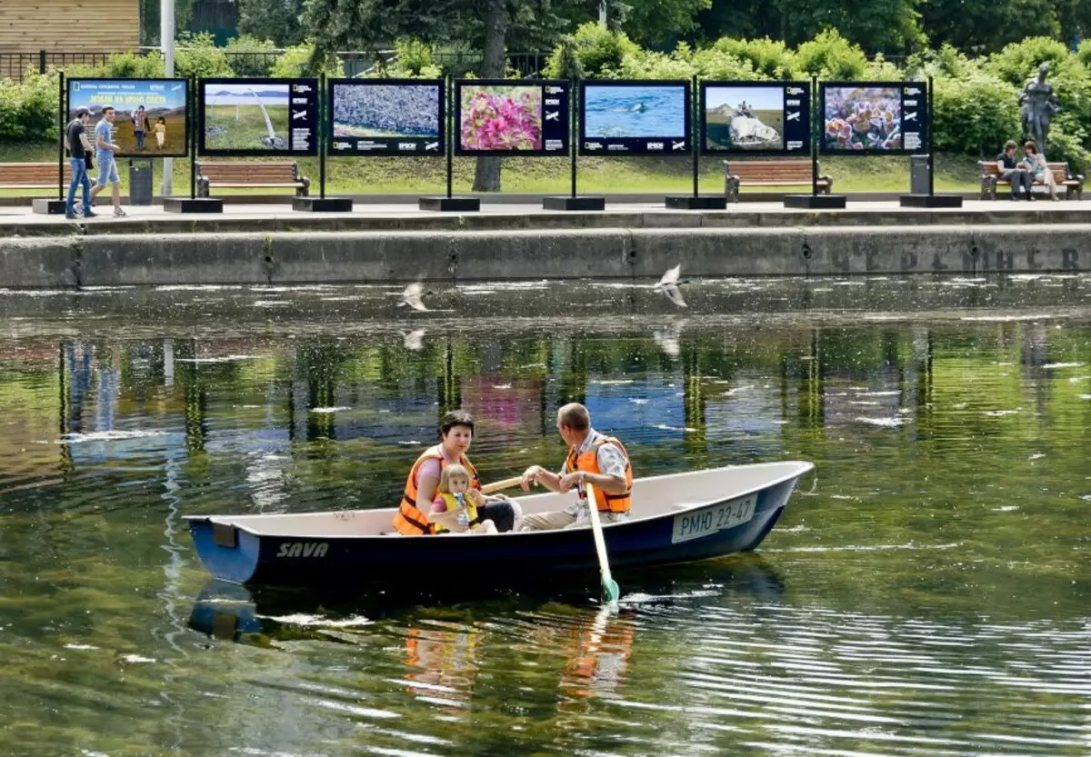 Ausstellung „Erde am Rande des Lichts“ in Gorky Park