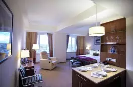 Каралеўства крывых люстэркаў у Holiday Inn