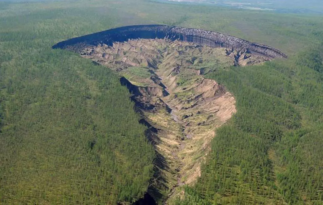Crater ya Bathai: Kunanirwa mubihe byashize
