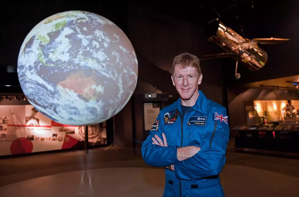 Британдық астронавт ХҒС-тан қоңырау шалған кезде қате нөмір жасады