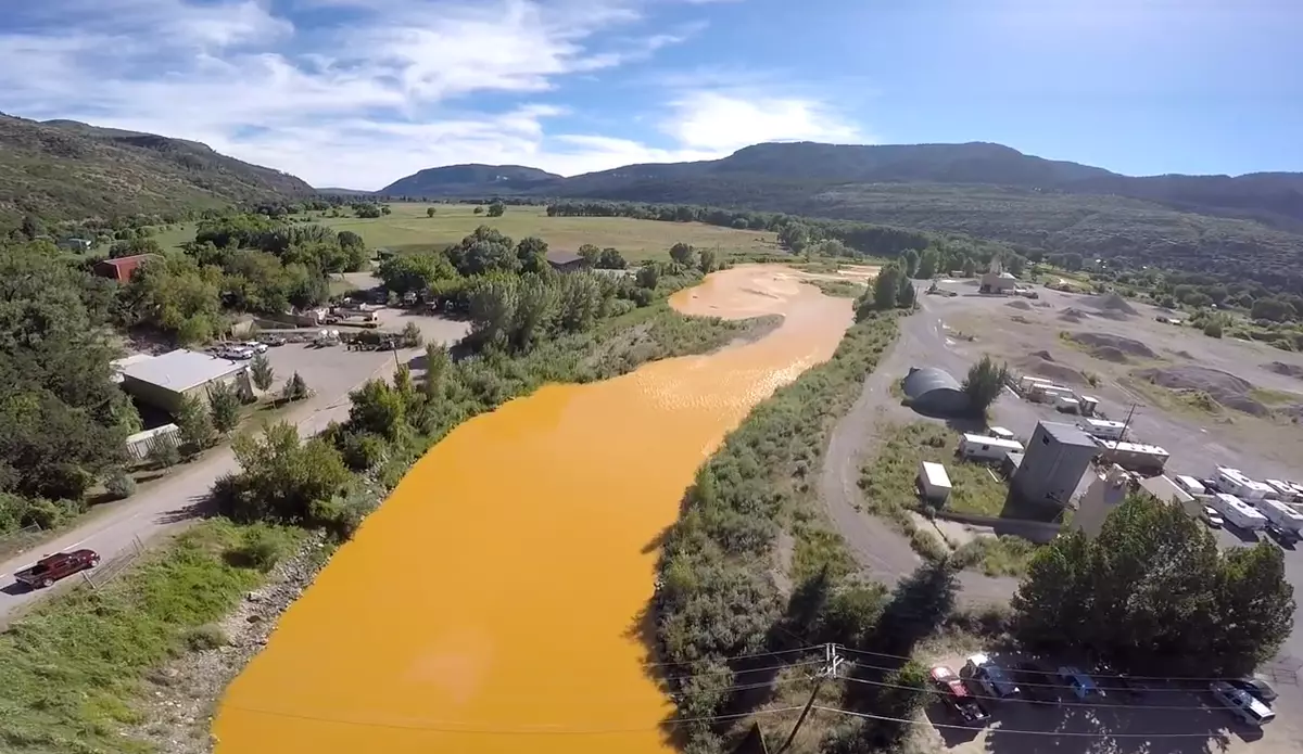 Miljoene rioollyne het die rivier in oranje geverf