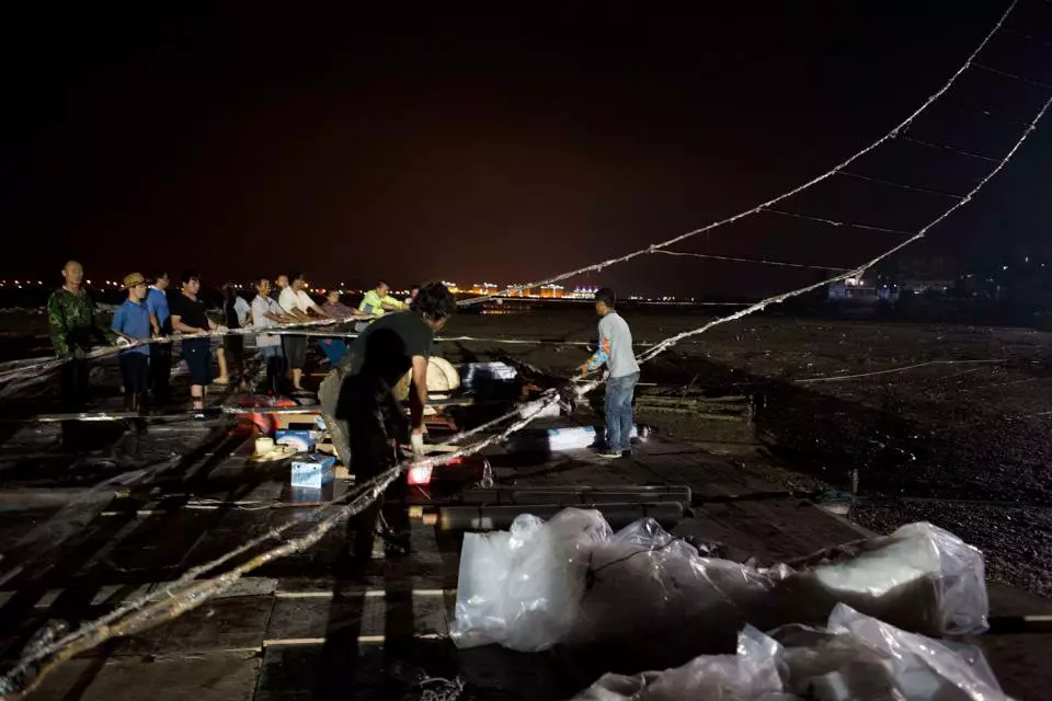 De chinesesche Kënschtler huet e Fische "Trap am Himmel gebaut"