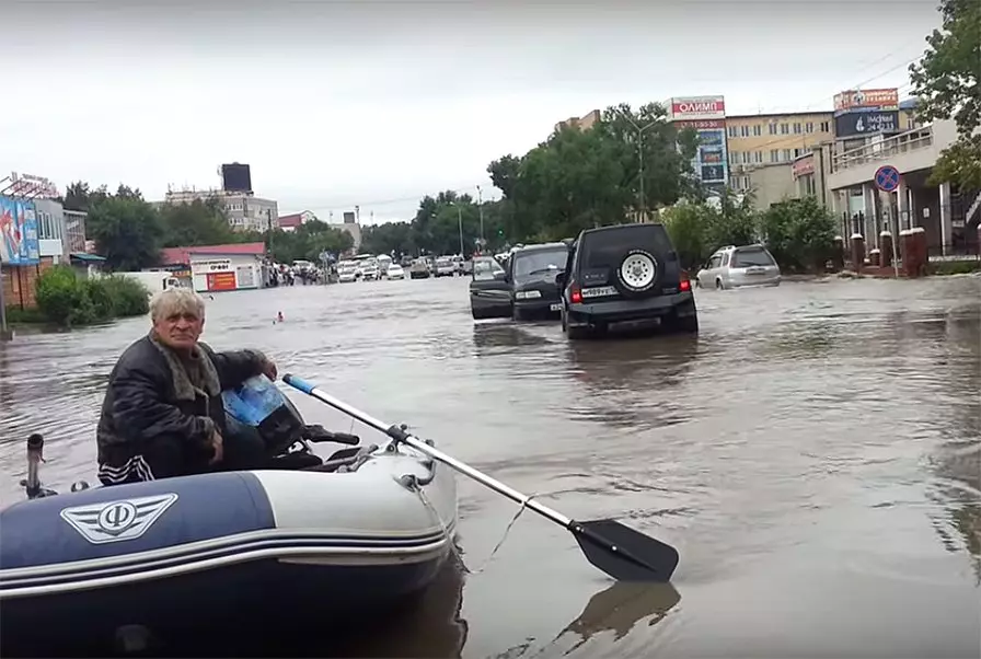 Penduduk zoo menjadi tebusan banjir di USSURIYSK