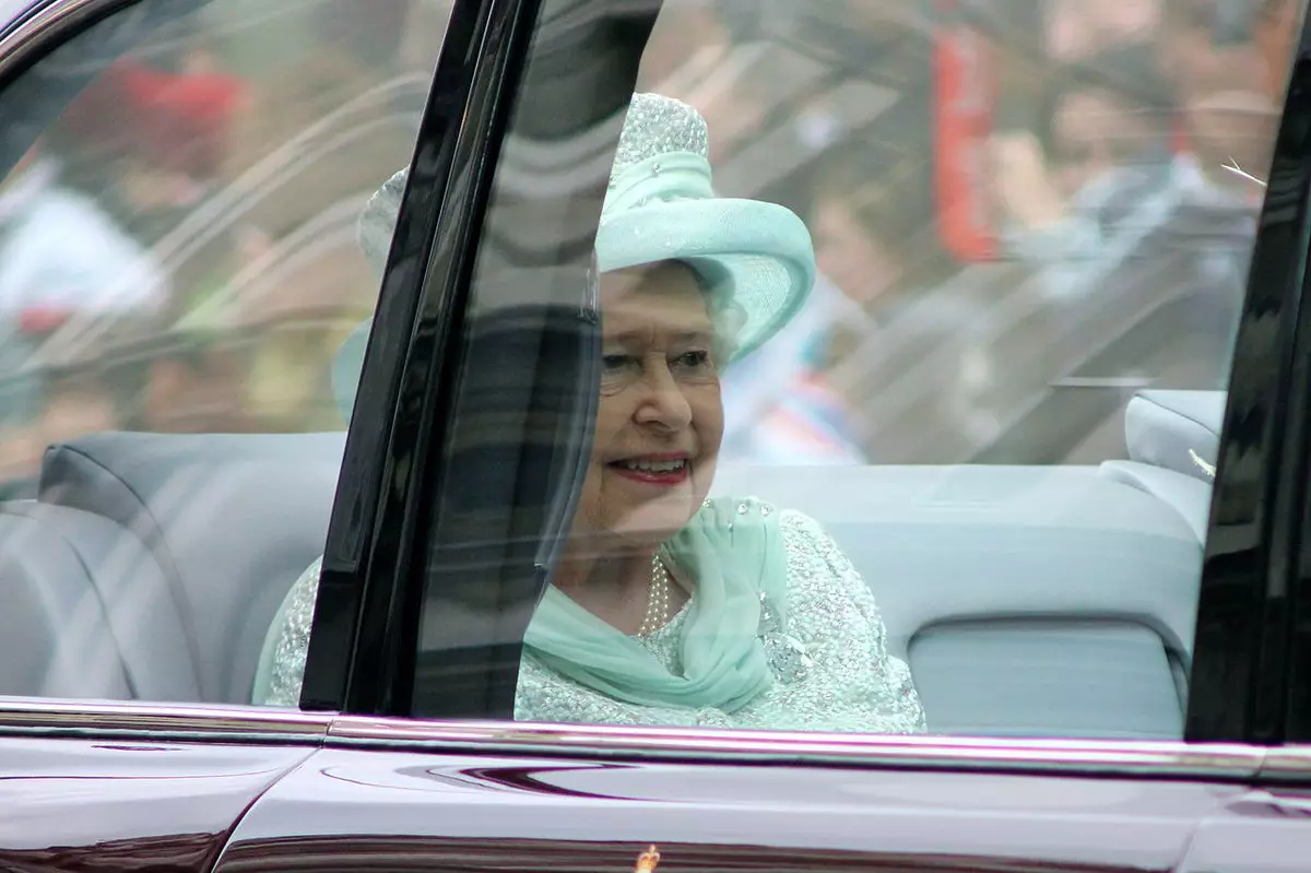 Gbogbo eniyan le Queens. Bawo ni Elizabeth II circled gbogbo ayé lai a irinna