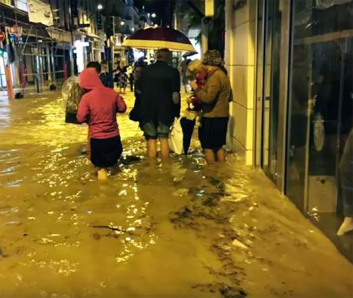 Apocalypse i Frankrike: Flooded översvämmade staden och tog livet