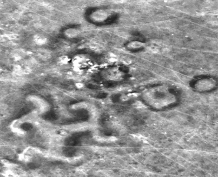 Swastube gergasi dan lain-lain geoglyphs dari Kazakhstan